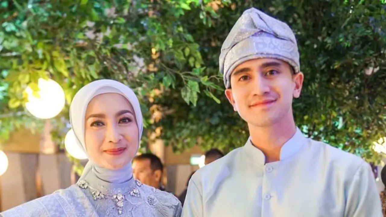 Pesona Desy Ratnasari Berbalut Kebaya di Resepsi Pernikahan Putri ...