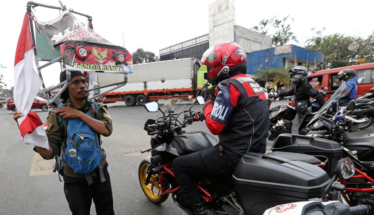 FOTO: Aksi Jalan Mundur Pria Asal Tulungagung Tiba di Bekasi - Foto ...