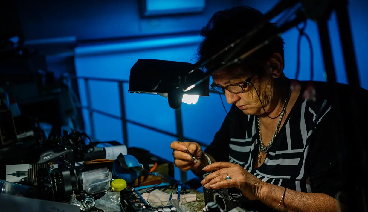 FOTO: Vessela Draganova, Spesialis Reparasi Kamera Analog Asal Bulgaria ...