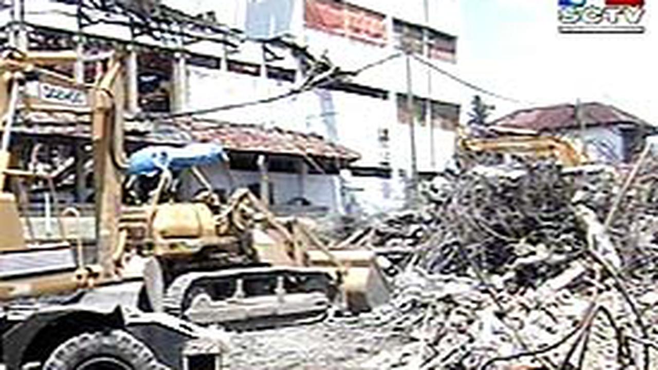 Puing-Puing di Kuta Hampir Rampung Dibersihkan
