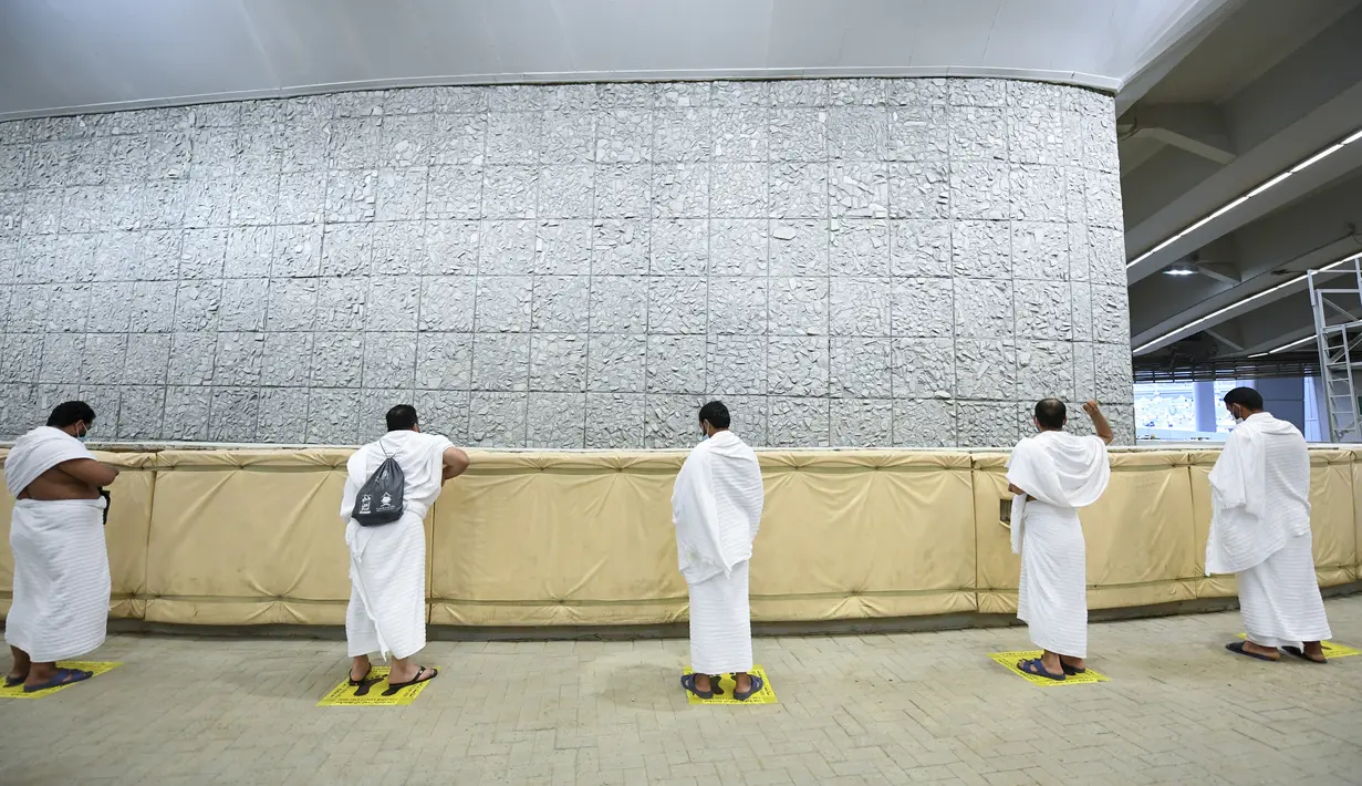 FOTO: Jemaah Haji Terapkan Jaga Jarak Saat Lontar Jumrah - Foto ...