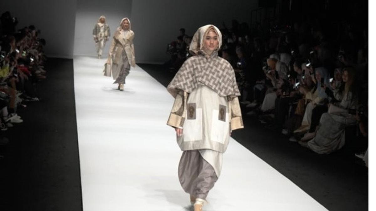 Wujud Lukisan Simetri dalam Koleksi Busana Lala Hanafi di JFW 2020 ...