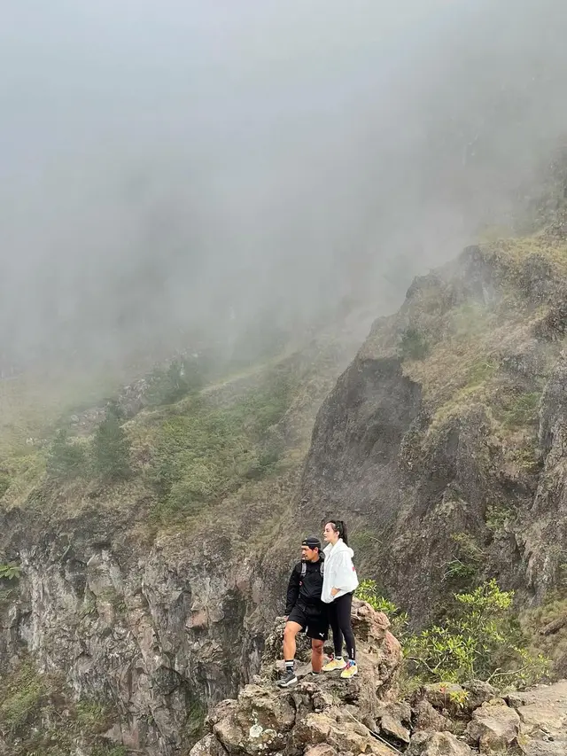 Pengalaman Baru, Ini 7 Momen Seru Ririn Ekawati dan Ibnu Jamil Mendaki ...