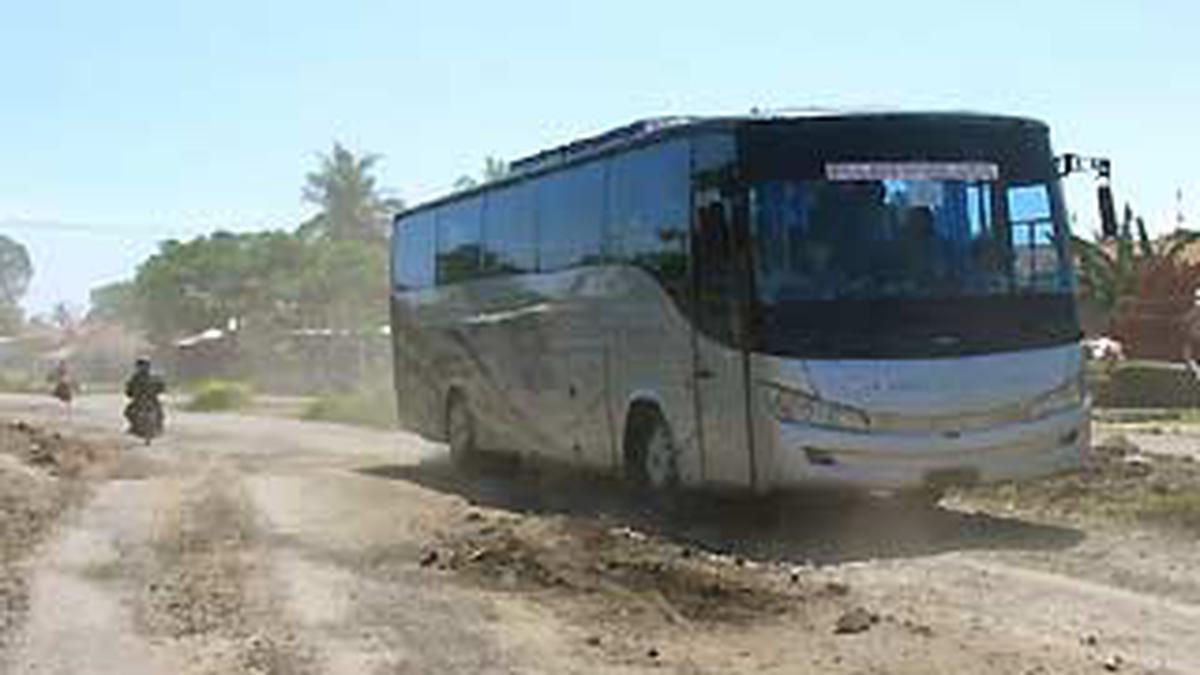 Jalan Menuju Pantai Anyer Dikeluhkan Wisatawan - News Liputan6.com