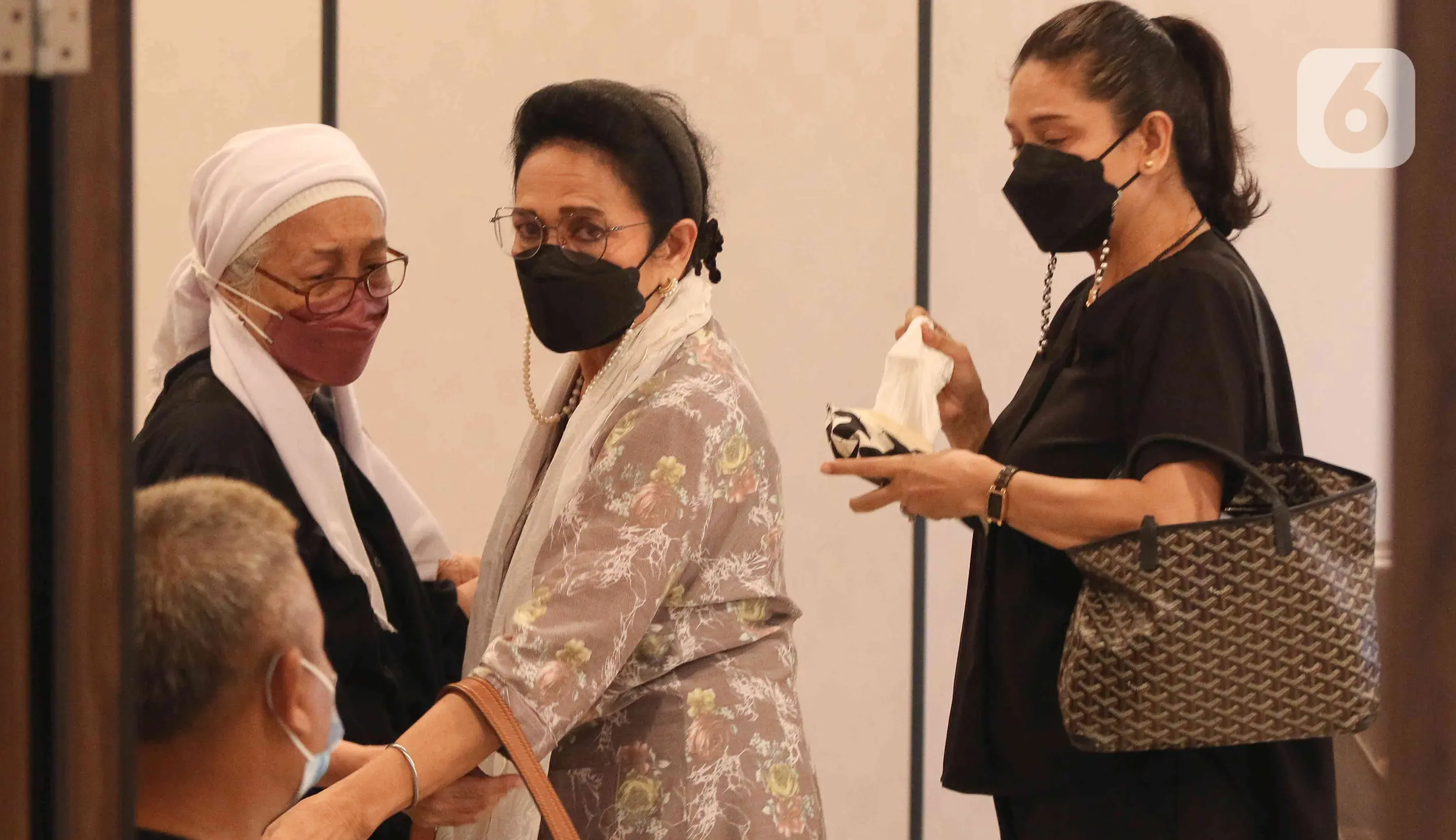 FOTO: Suasana Rumah Duka Penyanyi Legendaris Bob Tutupoly Disemayamkan ...