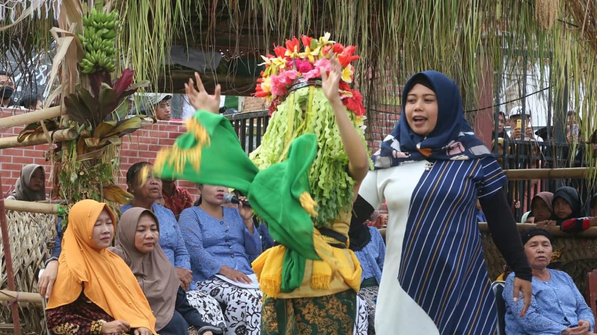 Ritual Adat Seblang Banyuwangi Dipadati Pengunjung, Ipuk Sebar Kembang ...