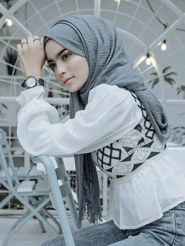 Mengenal Indyrach, YouTuber Yang Kerap Bikin Hati Cowok Luluh Lantak ...