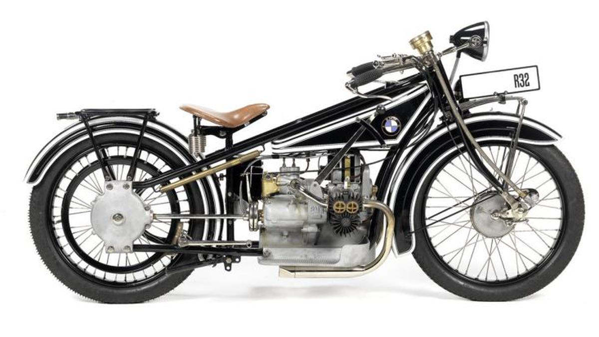 Dua Sepeda Motor Klasik dengan Harga Fantastis