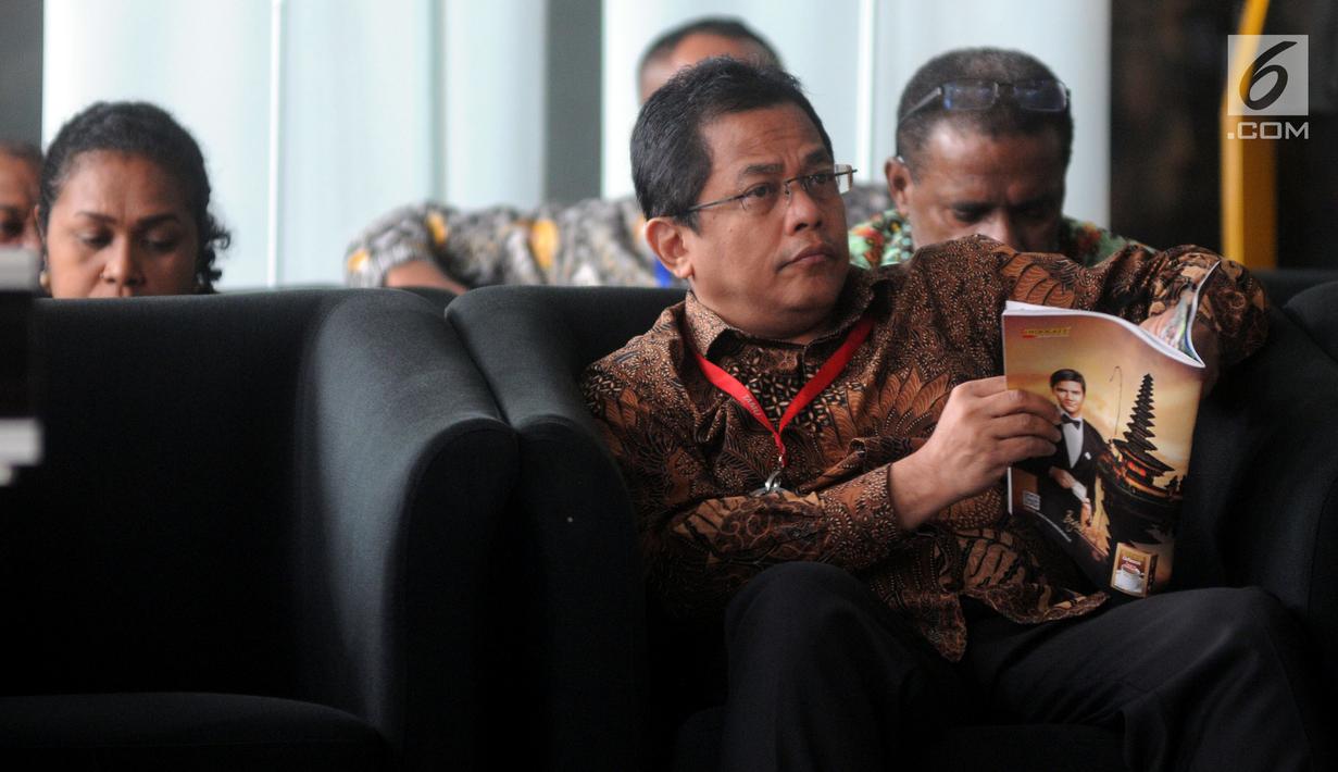 FOTO: Ekspresi Sekjen DPR Indra Iskandar Jelang Diperiksa KPK - Foto ...