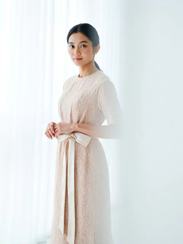 11 Inspirasi Model Baju Brokat Terusan untuk Usia 30-an, Menawan di ...