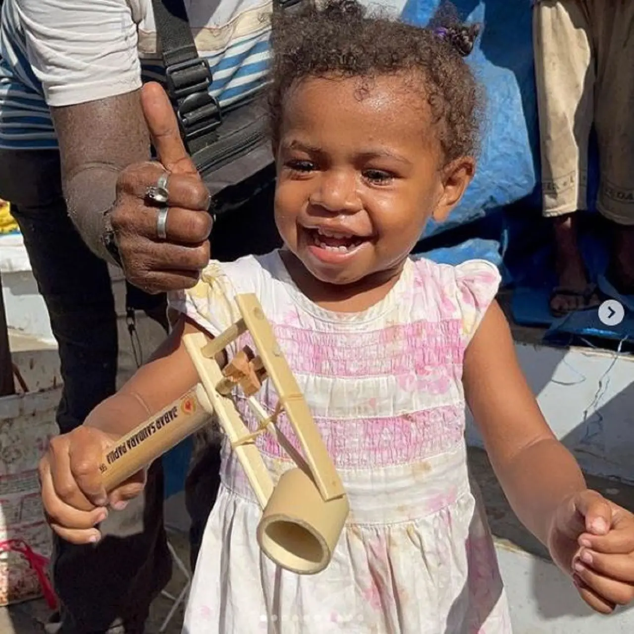 Ridwan Kamil Bagikan Kolotok dan Piriwit Manuk ke Anak- Anak Papua ...