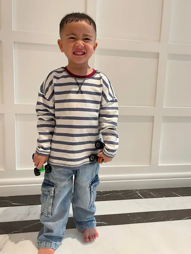 5 Potret Rayyanza dengan Gaya Outfit ala Skena, Bocil Stylish dan ...