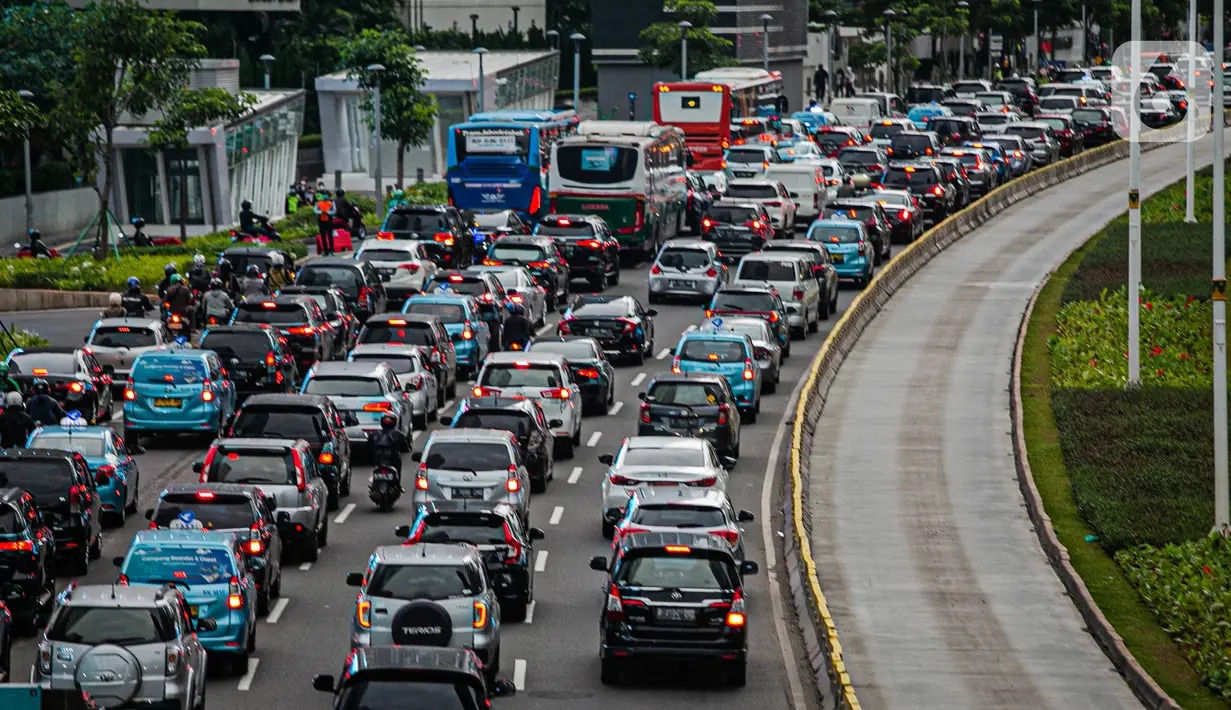 FOTO: Rencana Pelarangan Mobil Berusia 10 Tahun Melintas di Jakarta ...