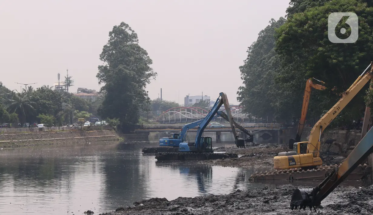 FOTO: Gerebek Lumpur Atasi Banjir Jakarta - Foto Liputan6.com