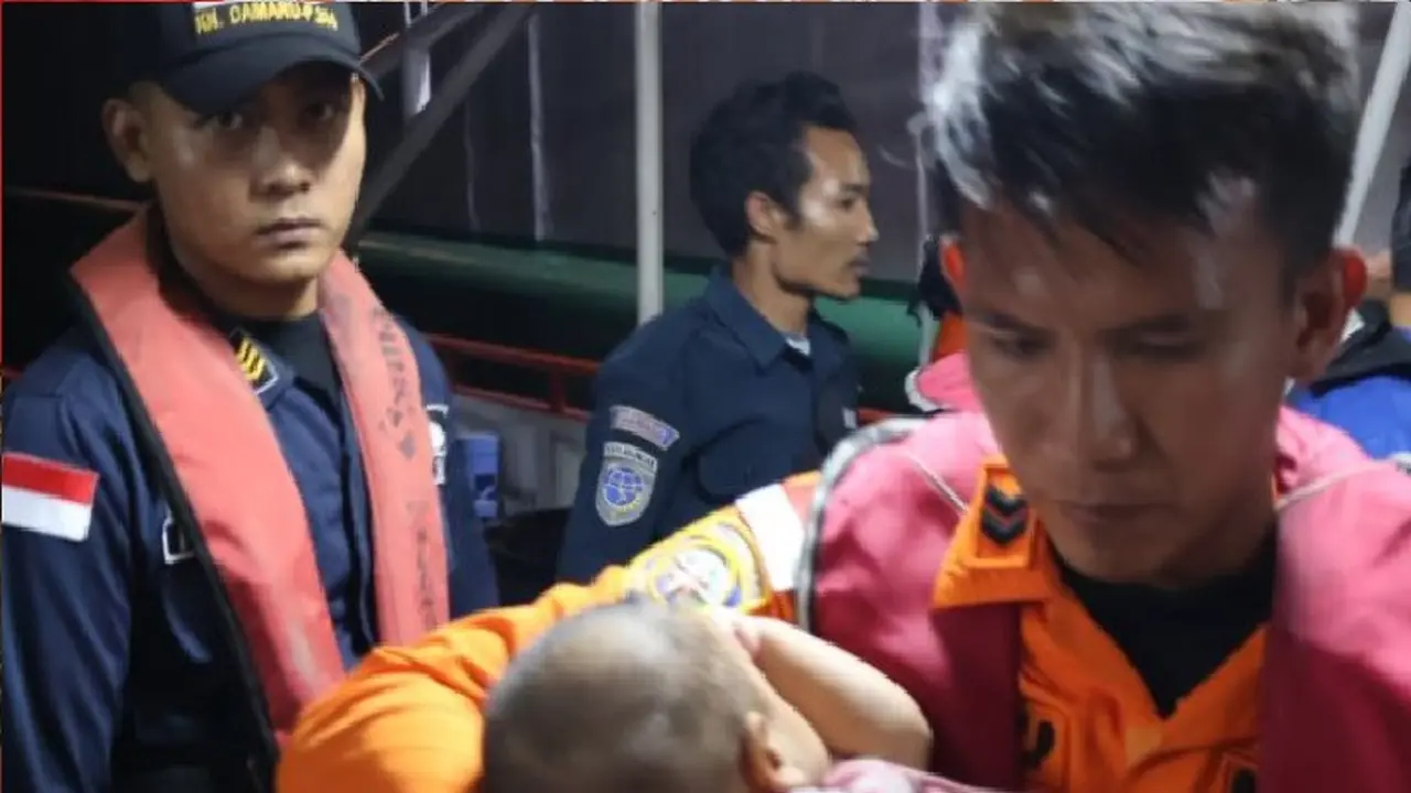 Evakuasi Dramatis 151 Penumpang KM Sakura Express yang Kandas di ...