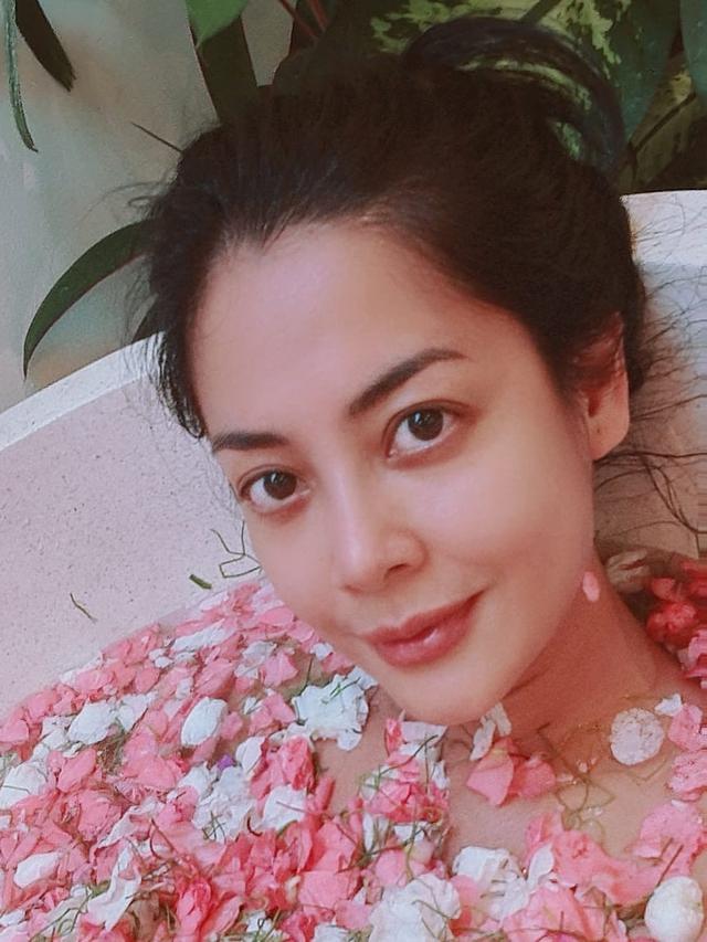 6 Potret Lulu Tobing Awet Muda, Kulit Glowing-nya Bikin Silau Feby ...