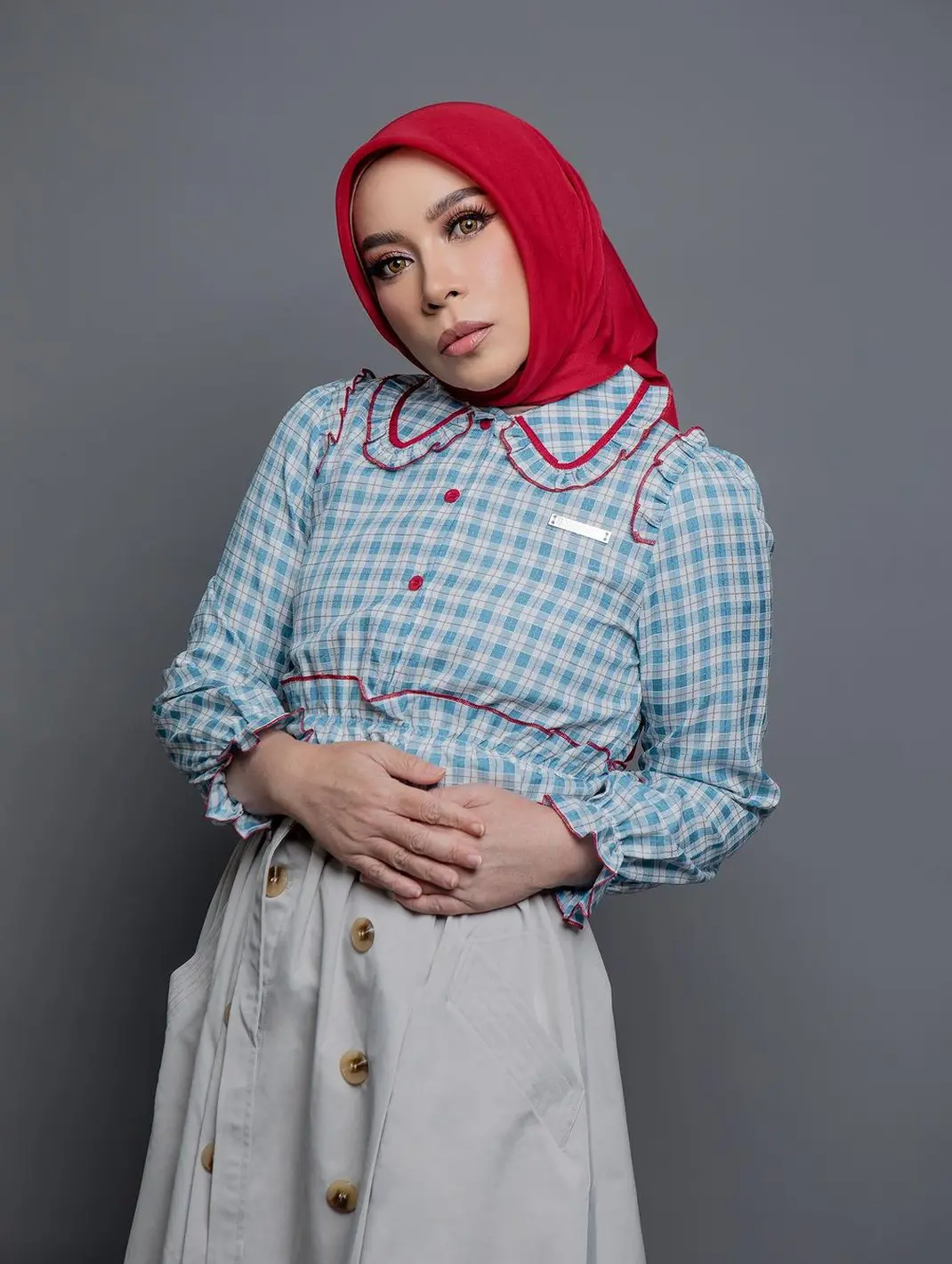 6 Outfit Andalan Melly Goeslaw yang Bikin Terlihat Makin Langsing ...