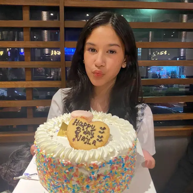 6 Potret Najla Gathan Anak Dina Lorenza Beranjak Remaja, Makin Mirip ...