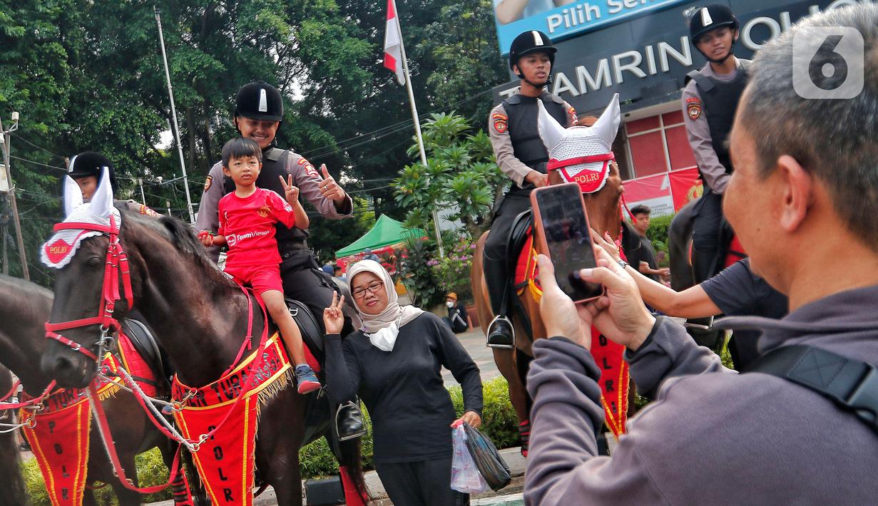 Polisi Berkuda Hibur Warga Saat CFD di Jakarta - Foto Liputan6.com