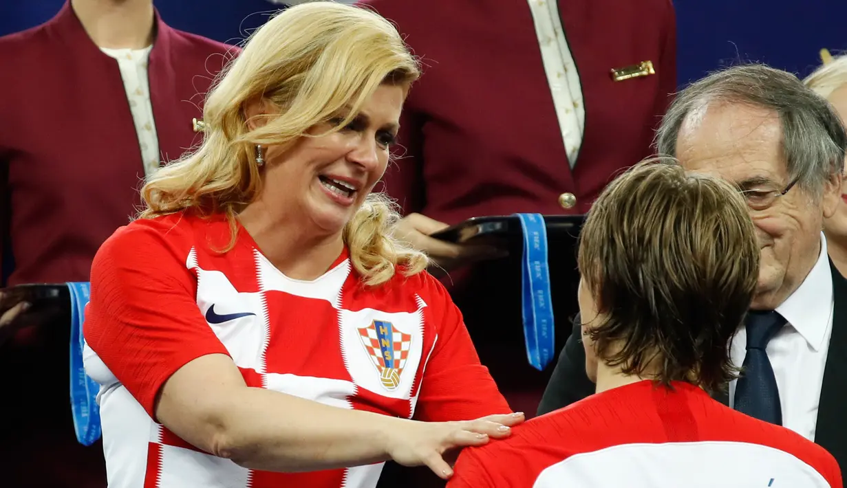 FOTO: Bikin Haru, Momen Presiden Kroasia Peluk Luka Modric - Foto ...