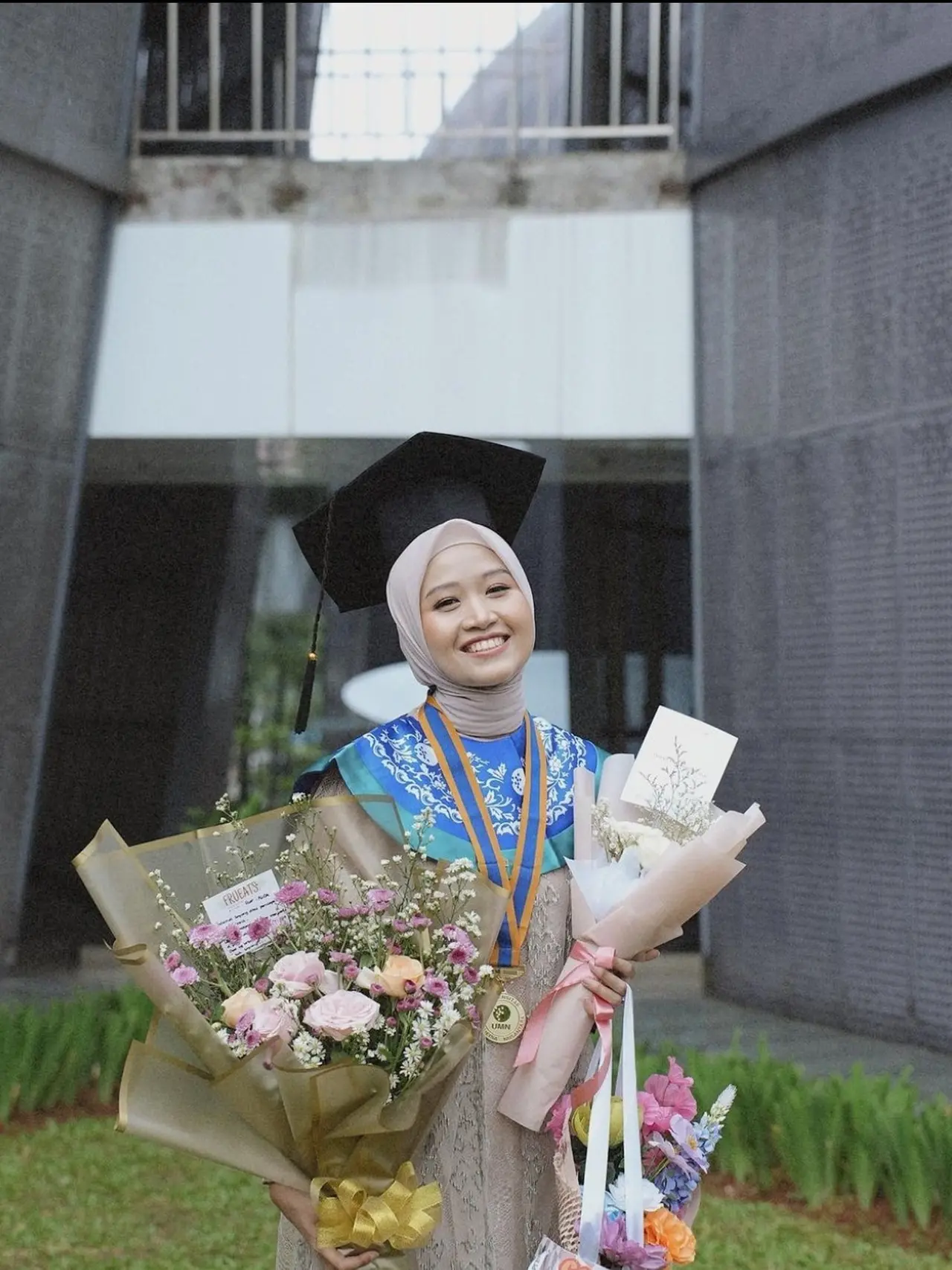 7 Potret Alca Octa Istri Bintang Emon Wisuda S2, Sempat Tertunda Tiga Tahun - Hot Liputan6.com