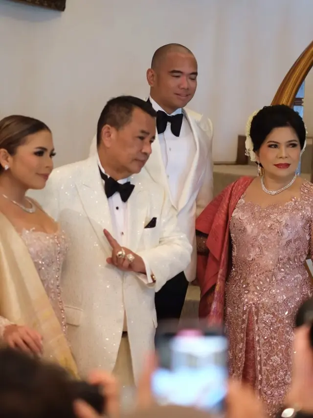 7 Potret Pernikahan Winona Delany dan Frank Hutapea Putra Hotman Paris, Khidmat - Hot Liputan6.com