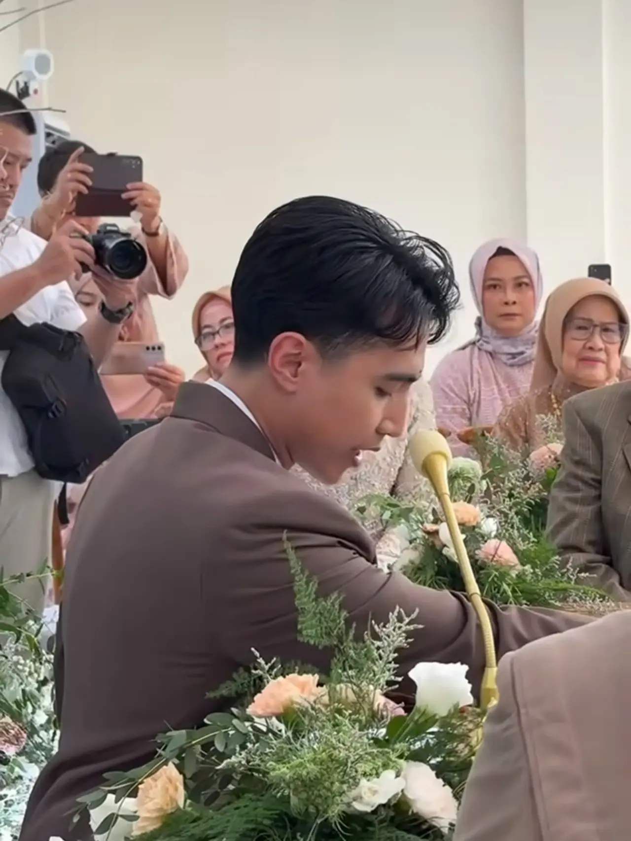 10 Momen Pernikahan Vadi Akbar Adik Vidi Aldiano, Sosok Istri Bukan ...