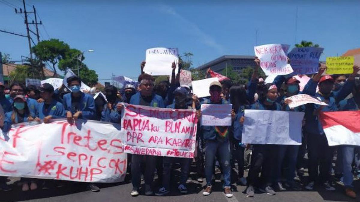 Gelar Aksi Demo, Mahasiswa Tolak RUU KUHP di Surabaya - Surabaya Liputan6.com