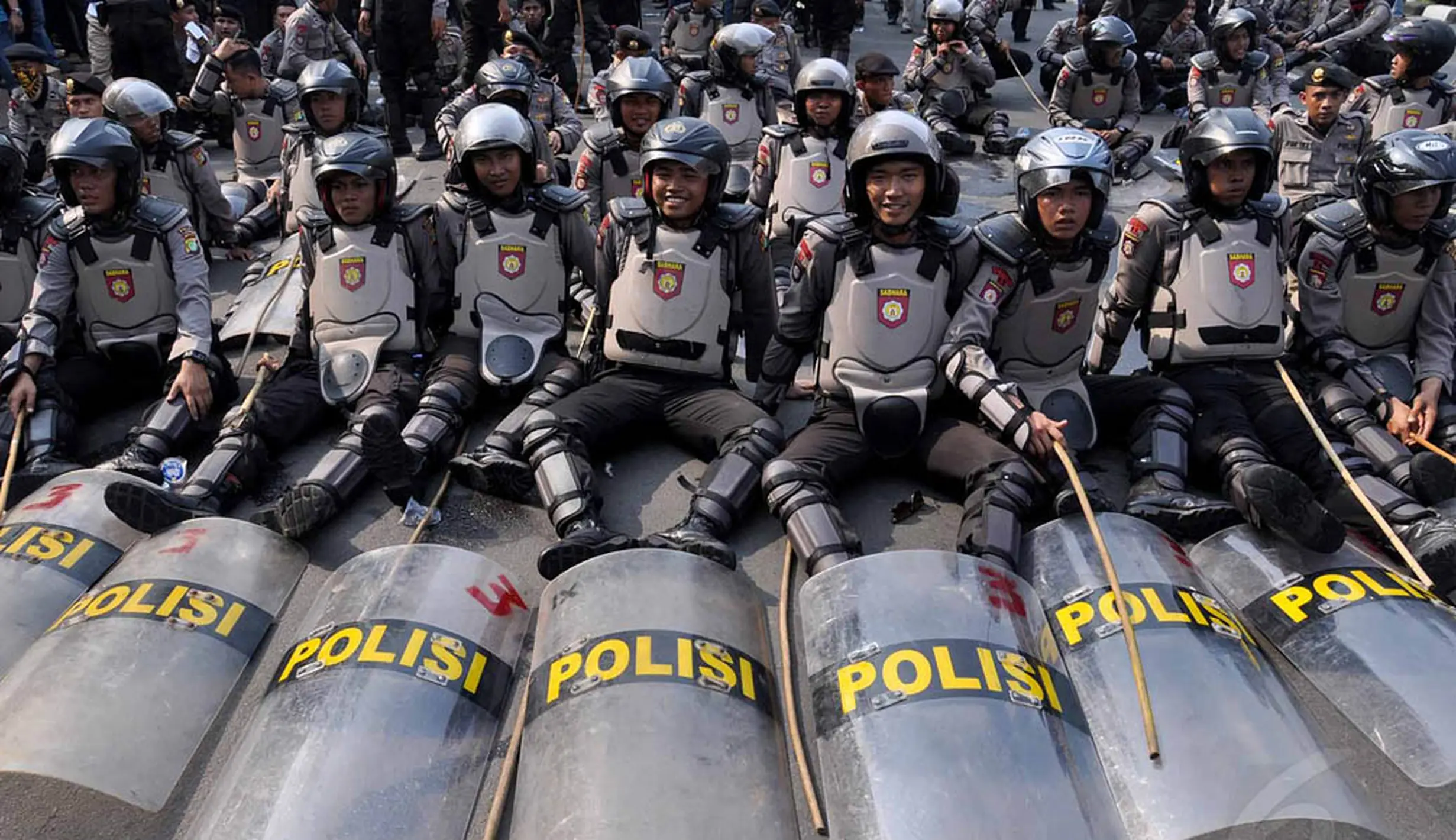 Wajah Lelah Polisi Usai Bentrok Dengan Pendukung Prabowo - Foto ...