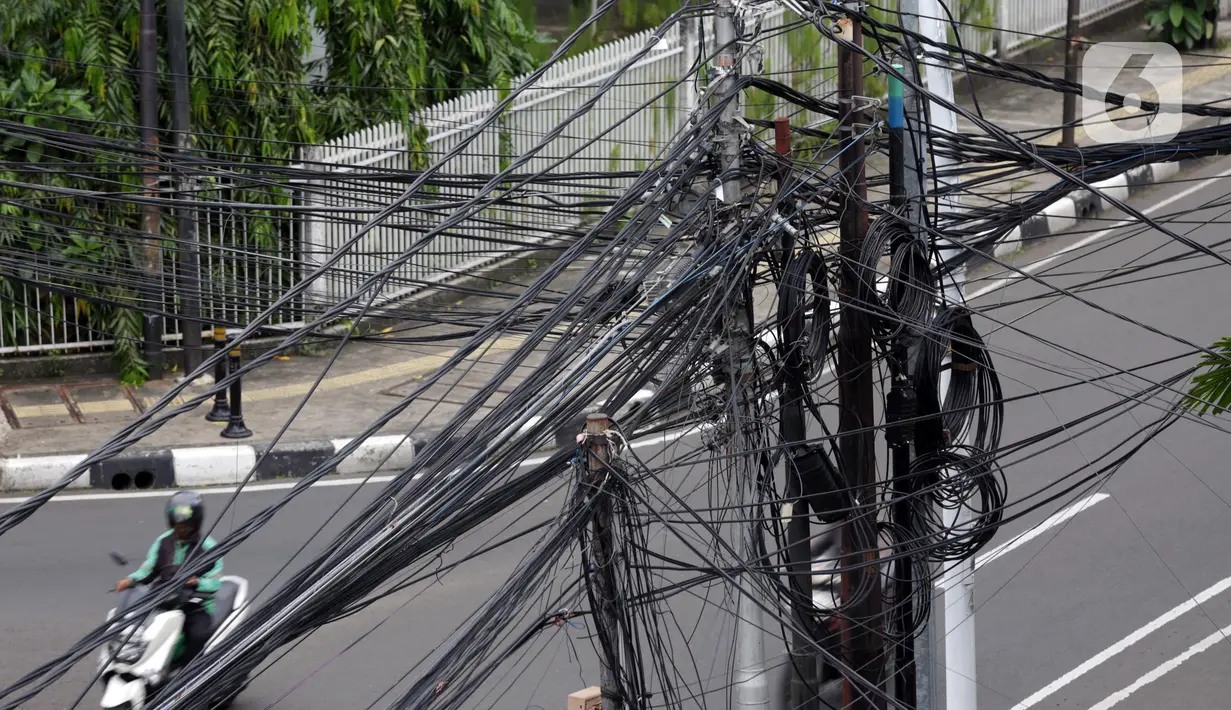 Potret Semrawutnya Kabel Utilitas di Jakarta - Foto Liputan6.com
