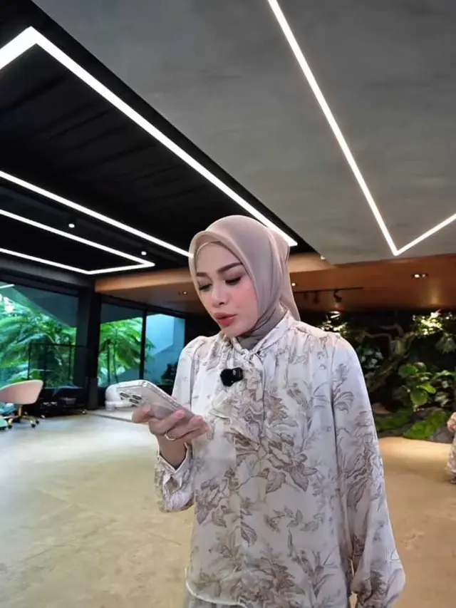 Model Blouse Motif Bunga ala Aurelie Hermansyah, Gaya Kasual yang ...