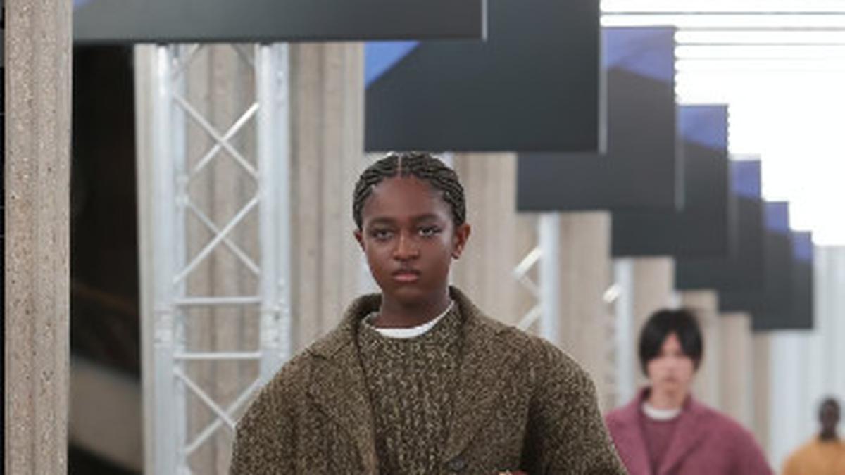 Model Nepo Baby Terbaru Lahir di Runway Miu Miu Paris Fashion Week dari ...