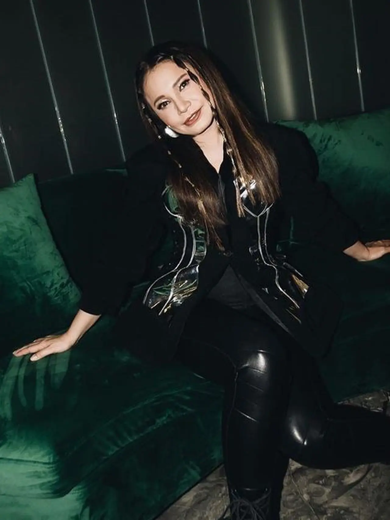 8 Potret Gaya Busana Rossa yang Dibilang Tampak Lebih Muda