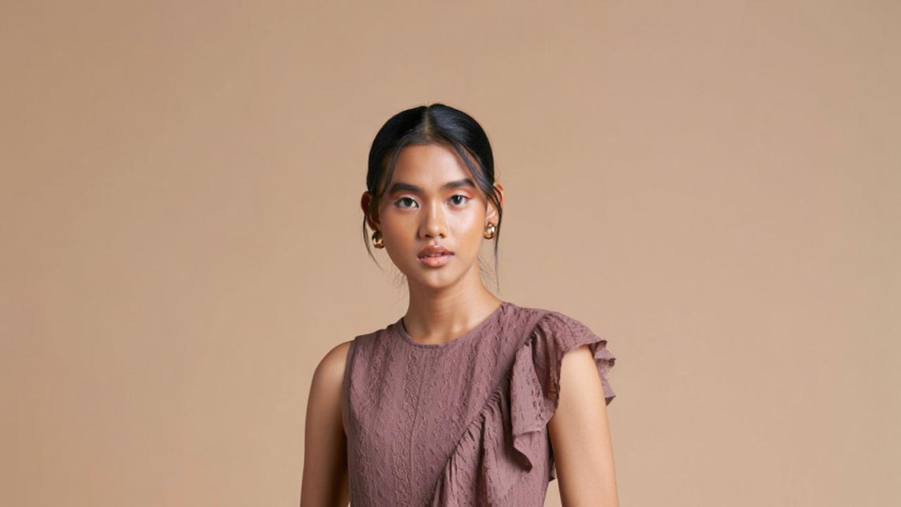 10 Rekomendasi Midi Dress Brokat Simpel dan Elegan 2025, Tampil Memukau ...