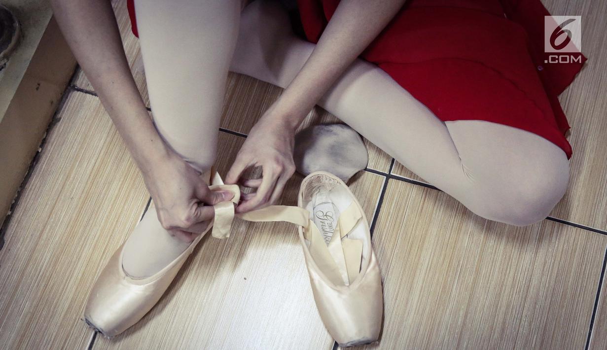 FOTO: Potret di Balik Layar Para Penari Balet Namarina - Foto Liputan6.com