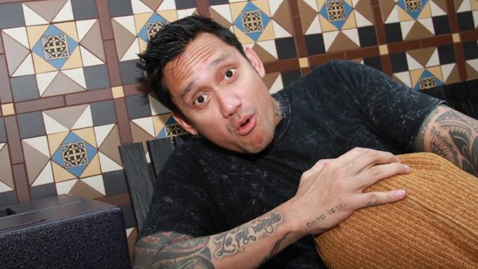 Unggahan Tora Sudiro Bikin Ramai, Potret Mudanya Bersama Darius ...