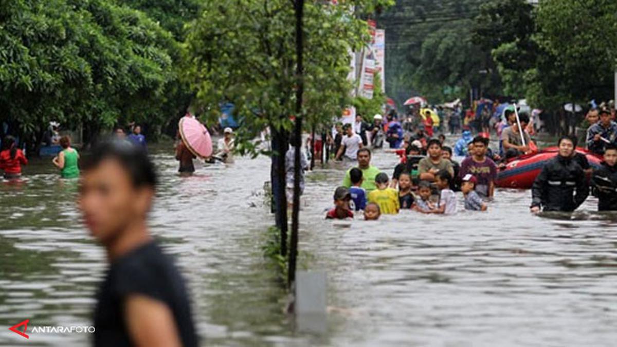 Dorong Motor, Para Bocah Raup Rezeki di Banjir Tanjung Duren - News ...