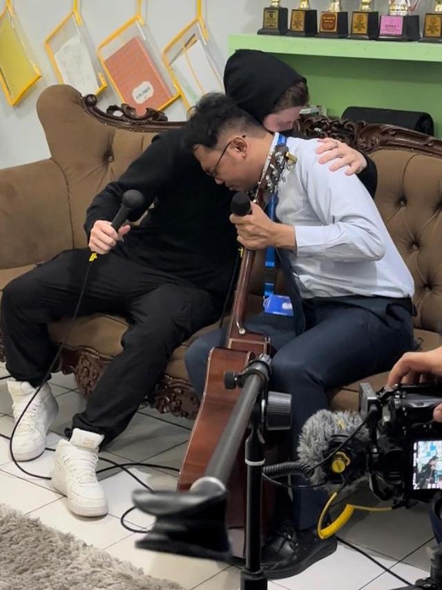 Nangis Dikunjungi Alan Walker, Guru Musik SMA Al-Azhar Medan Tri ...