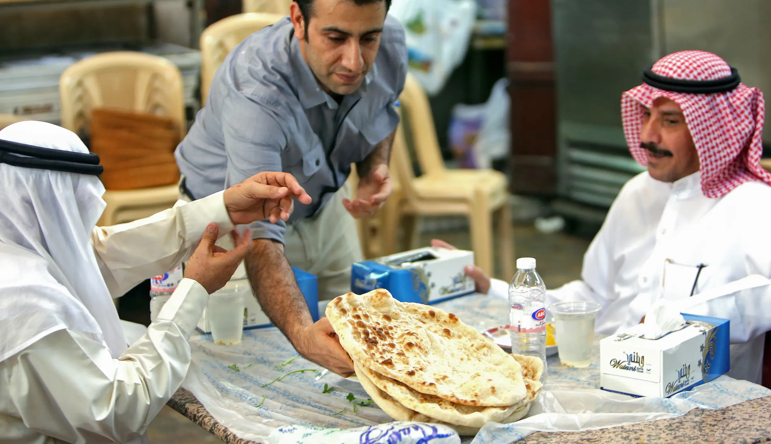 FOTO: Taftoon, Roti Iran yang Menjadi Makanan Pokok di Kuwait - Foto ...