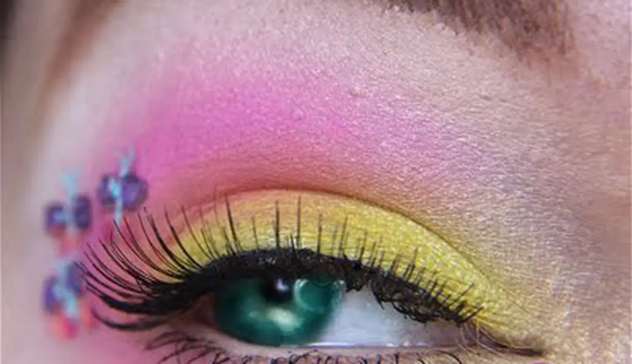 9 Kreasi Eyeshadow Unik Penuh Warna - Photo Fimela.com