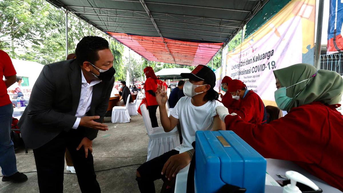 Charles Honoris: Vaksinasi Covid-19 RI Ranking 6 Dunia Bukti Gotong ...