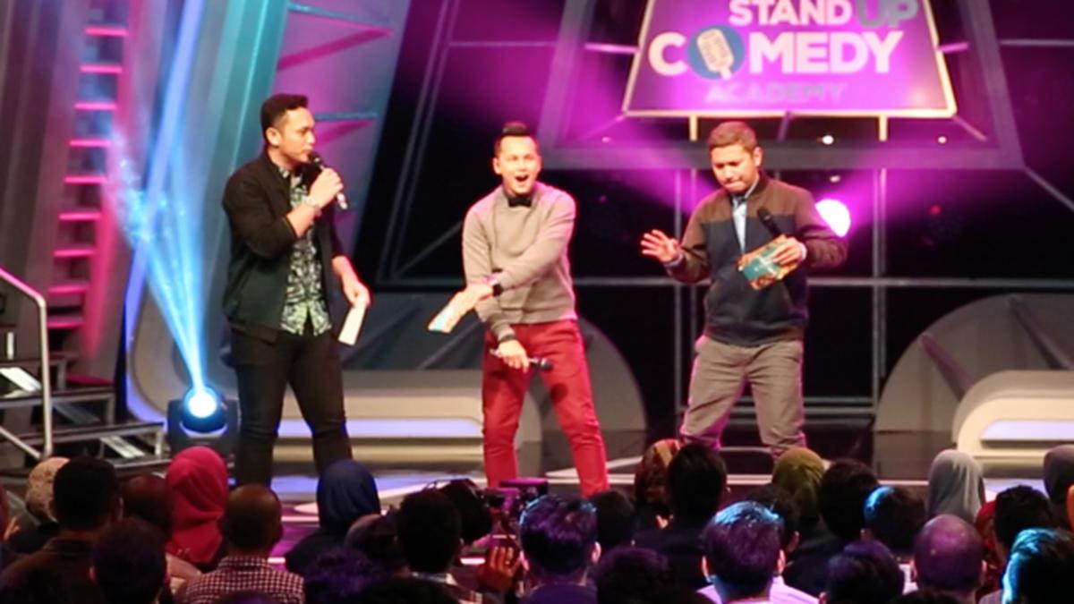 Lebih Lucu Mana Host Stand Up Comedy Academy atau Kontestannya?