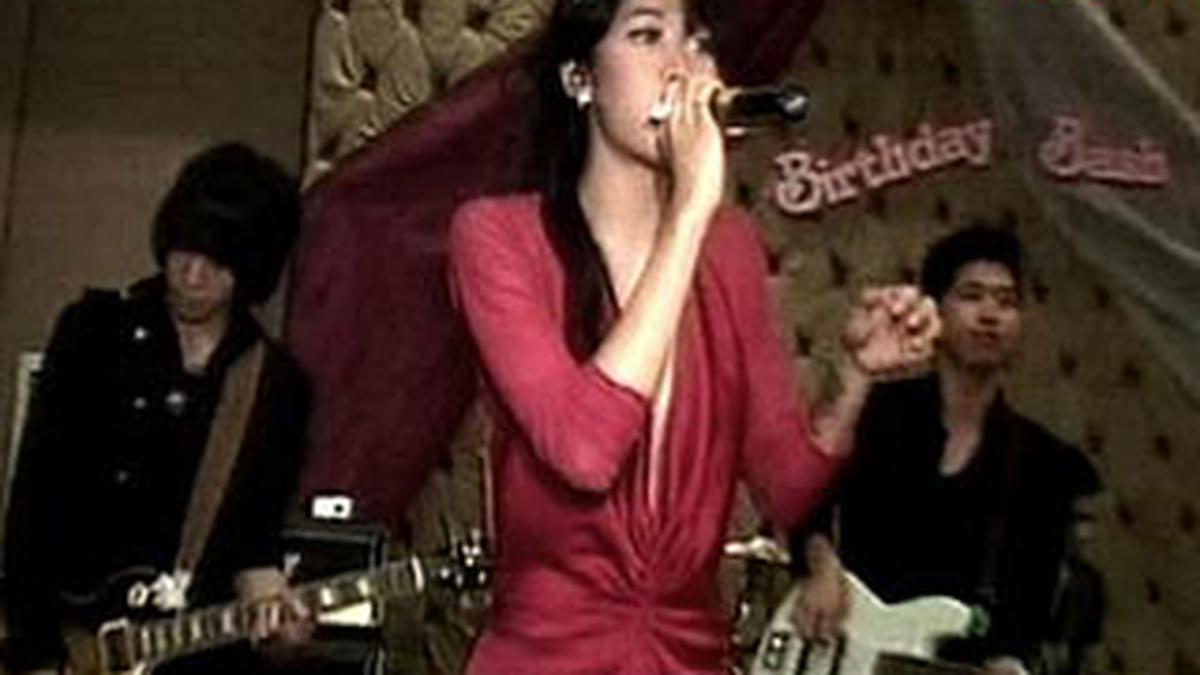 Pacar Gitaris Ultah, Vierra Hadiahi Mini Konser