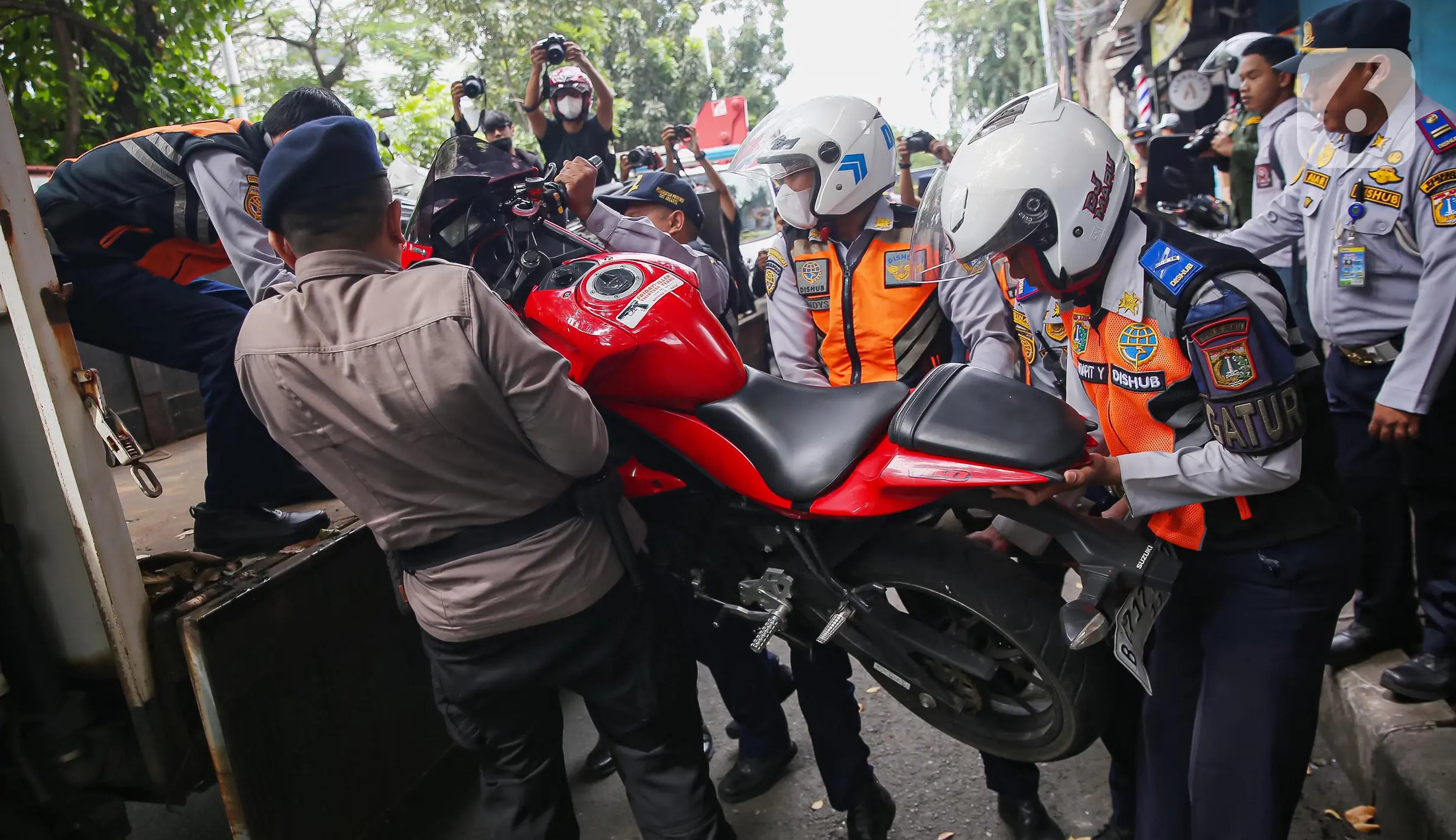 Puluhan Kendaraan Roda Dua Terjaring Operasi Penertiban Parkir Liar - Foto Liputan6.com
