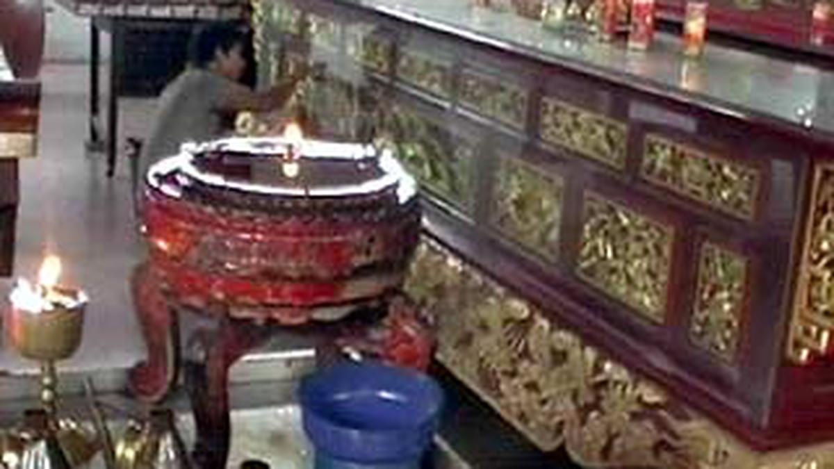 Hiasan Naga Mulai Dipasang di Vihara - News Liputan6.com