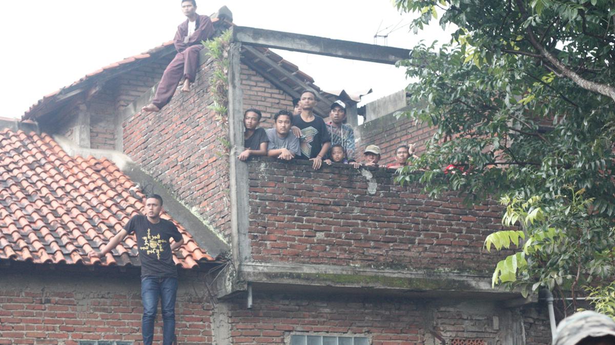 Warga Nekat Naik ke Atap Rumah demi Menonton Aksi Persib - Indonesia Bola.com