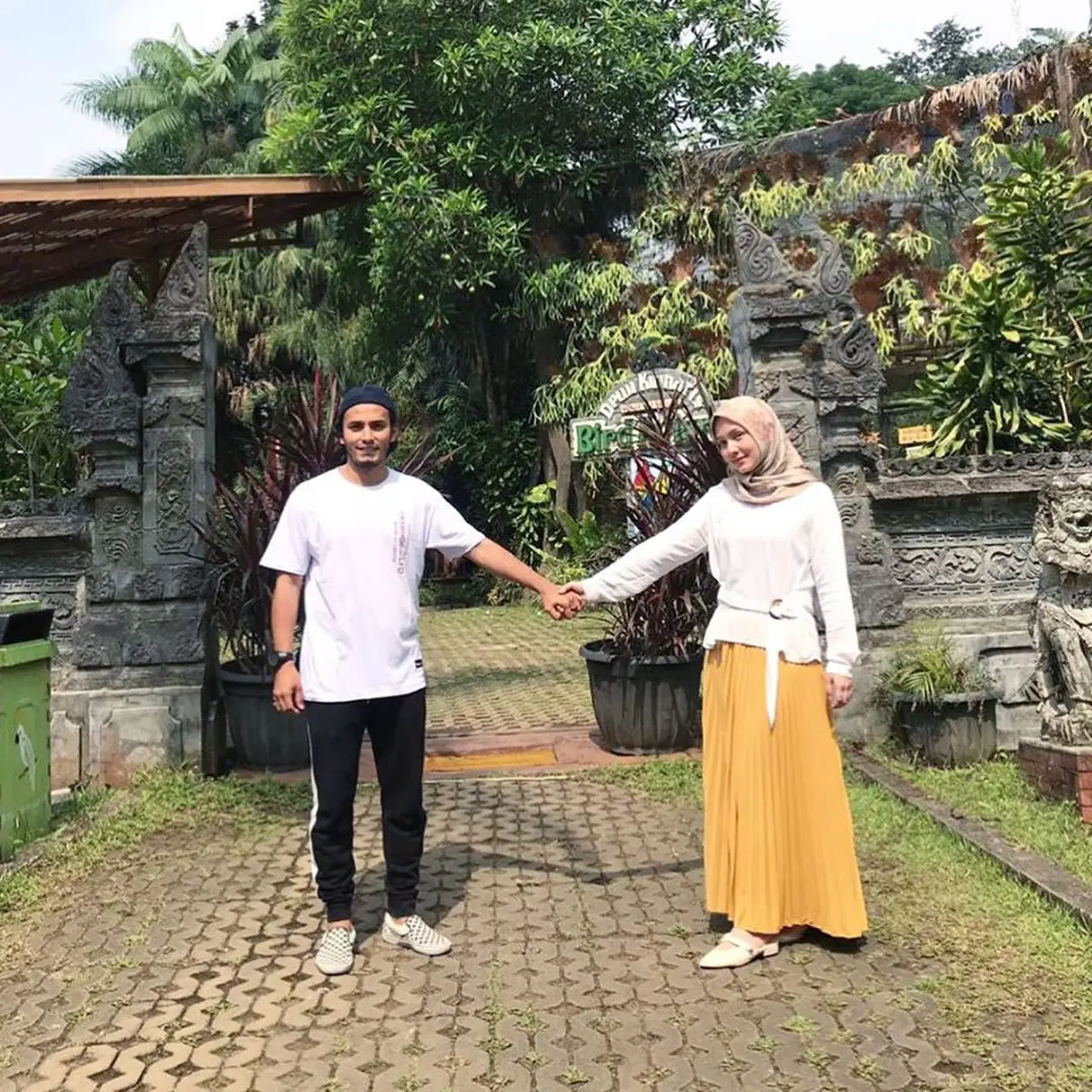 Berperan Jadi Suami Antagonis, Ini 6 Potret Kebersamaan Rifky Alhabsyi ...