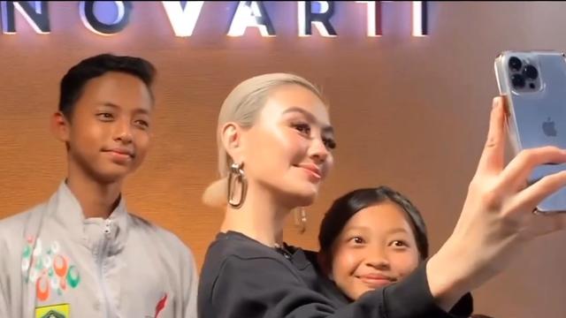 7 Momen Bahagia Agnez Mo Bertemu Devina dan Kesya Murid SMPN 1 Ciawi Jago Dansa - Hot Liputan6.com