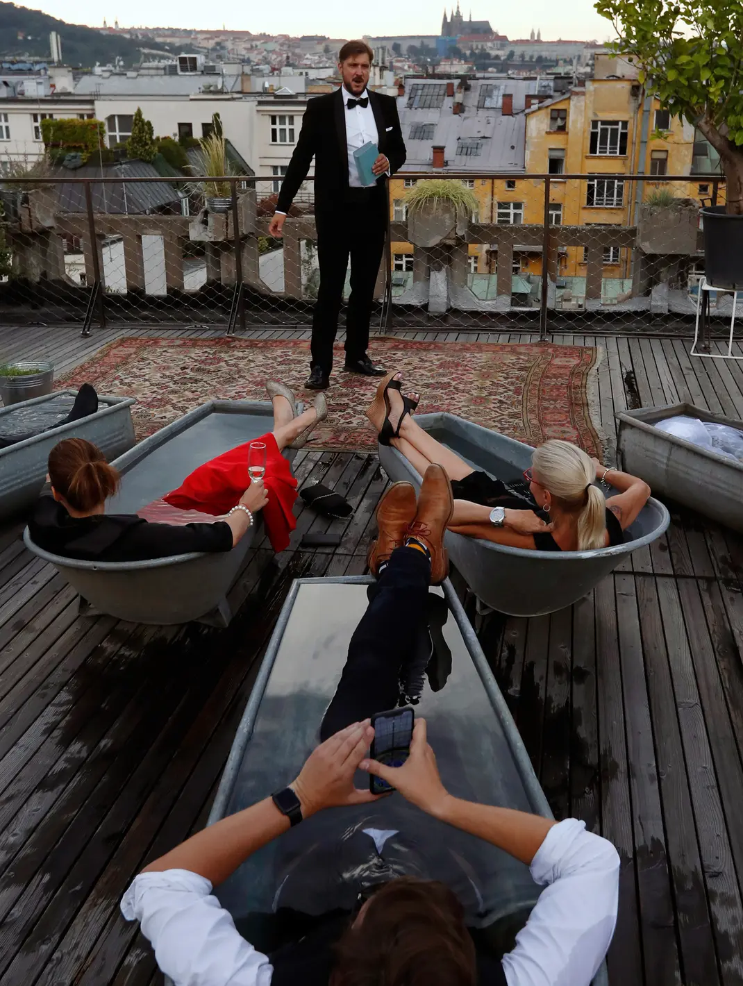 FOTO: Sensasi Baru, Menikmati Opera Sambil Berendam dalam Bak Mandi ...