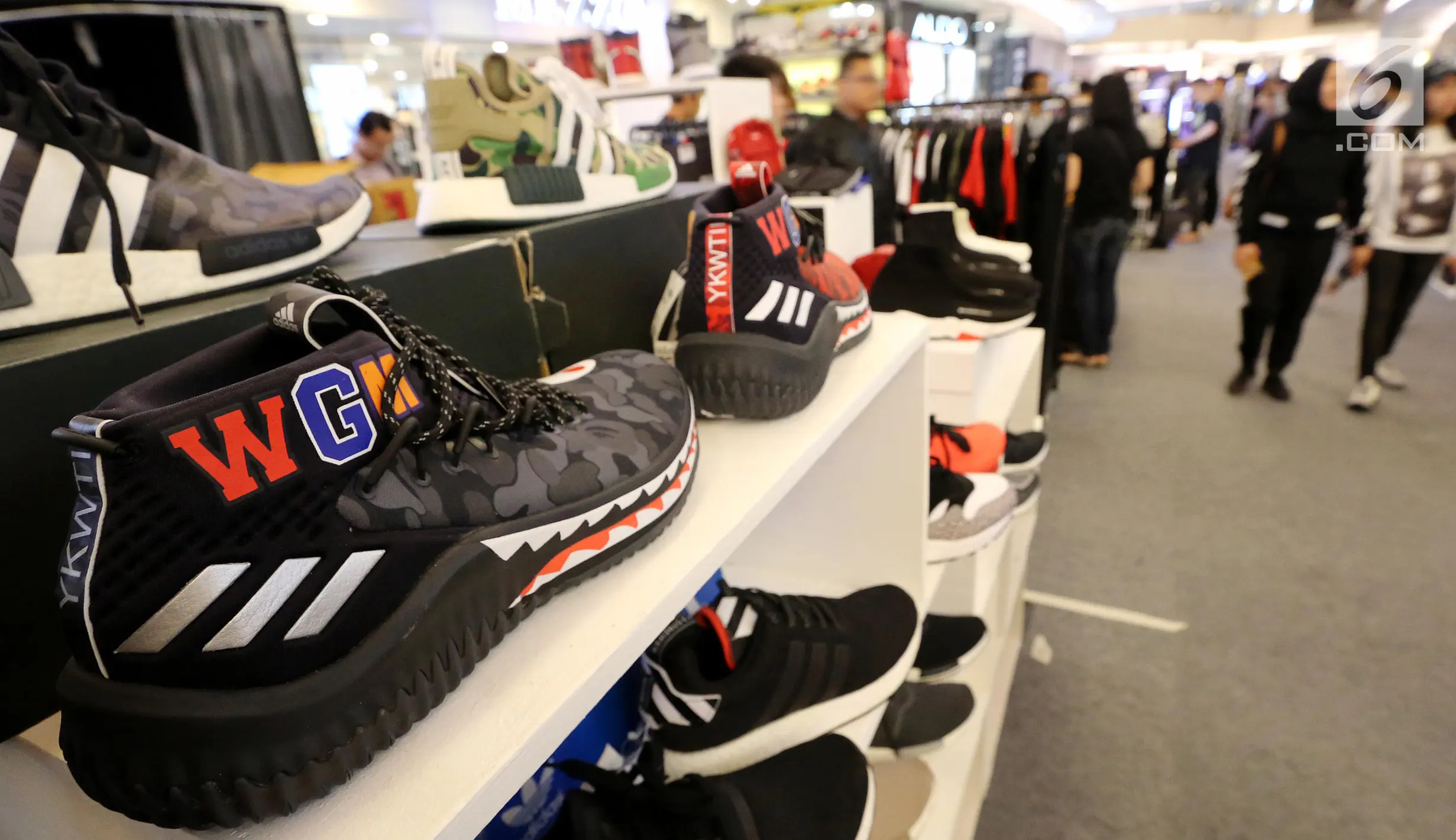 FOTO: Ada Sneaker Metallica Jokowi di Bazar Sepatu Kemang - Foto ...
